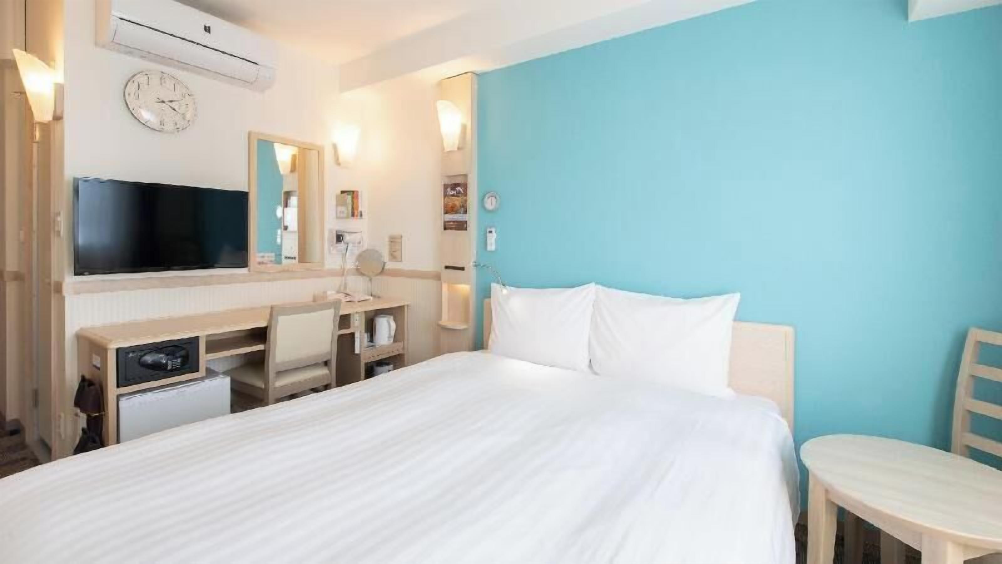 Escrivaninha, Wi-Fi, roupa de cama