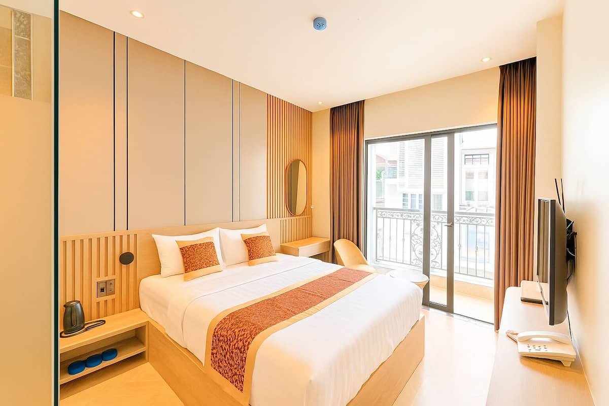 Quarto Duplo Deluxe, 1 cama queen-size, Vista para a cidade | Secretária, secretária adequada para computadores portáteis