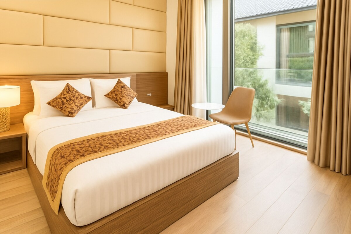 Quarto Duplo Deluxe, 1 cama queen-size, Vista para a cidade | Secretária, secretária adequada para computadores portáteis 