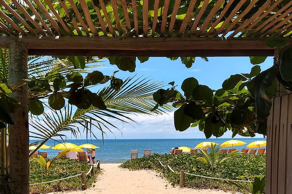Uma praia privada, praia de areia branca, toldos de praia gratuitos