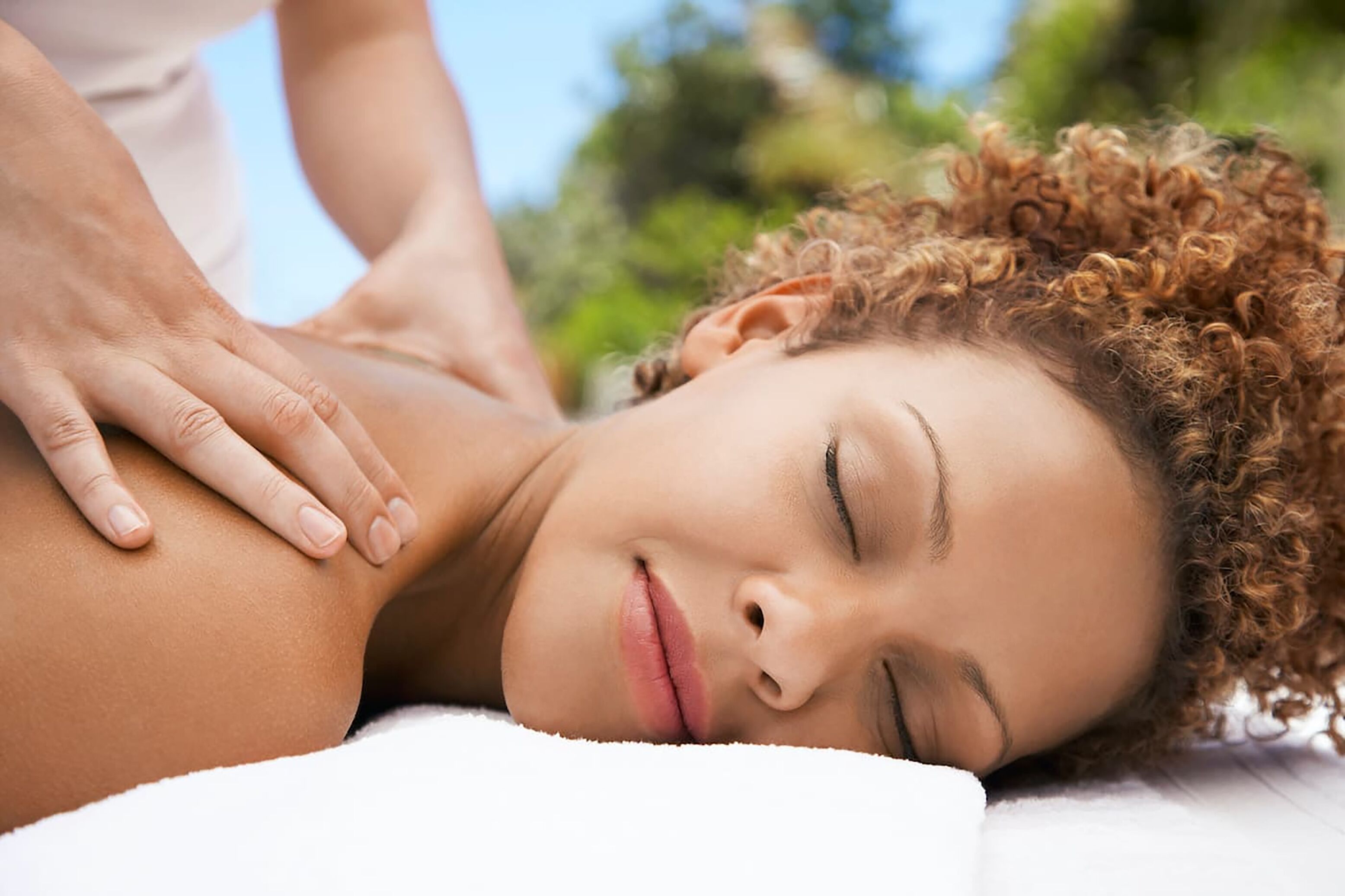 Uma pessoa recebendo uma massagem.