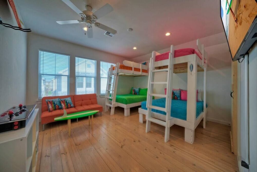 A Crazy Beach In Old Town, Near Music, Eateries - Port Aransas, TX