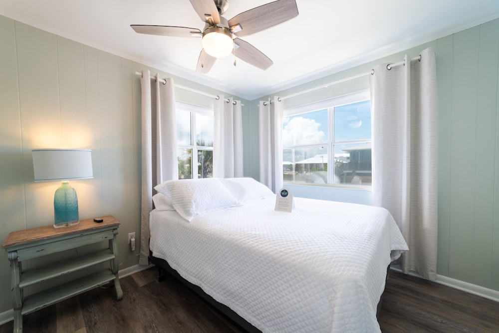 Beach House Steps From The Sand | Sleeps 9! - Alabama