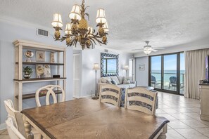 Apartamento em Condomínio Fechado, 1 cama king-size e sofá-cama (Beachside Two 4312) | Restaurantes