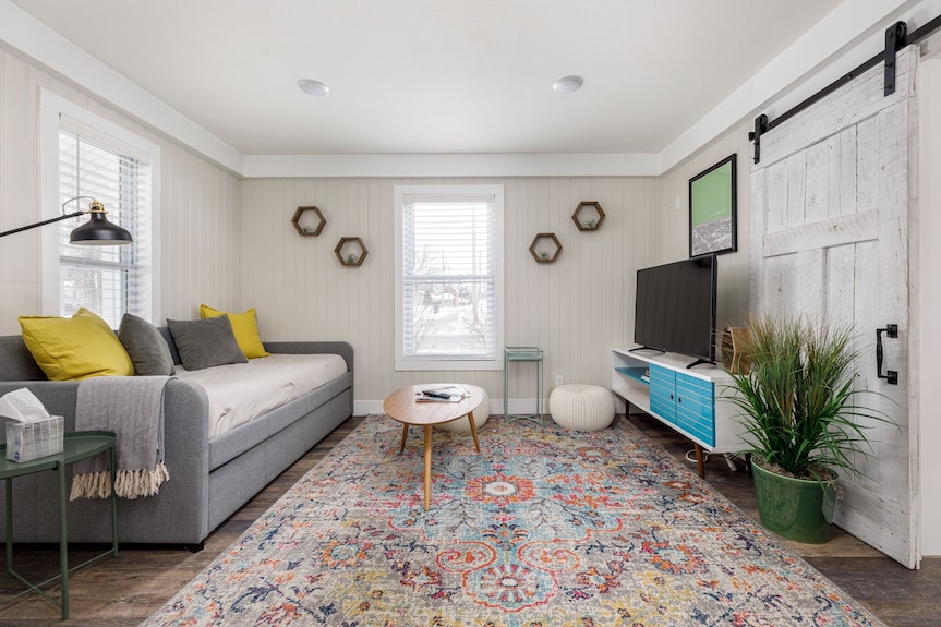 Contemporary Mid-century Style | Downtown | Ac | - Michigan