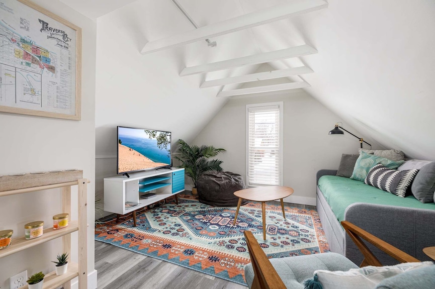 Modern Mid-century | Downtown | Ac | Walkable | - Traverse City