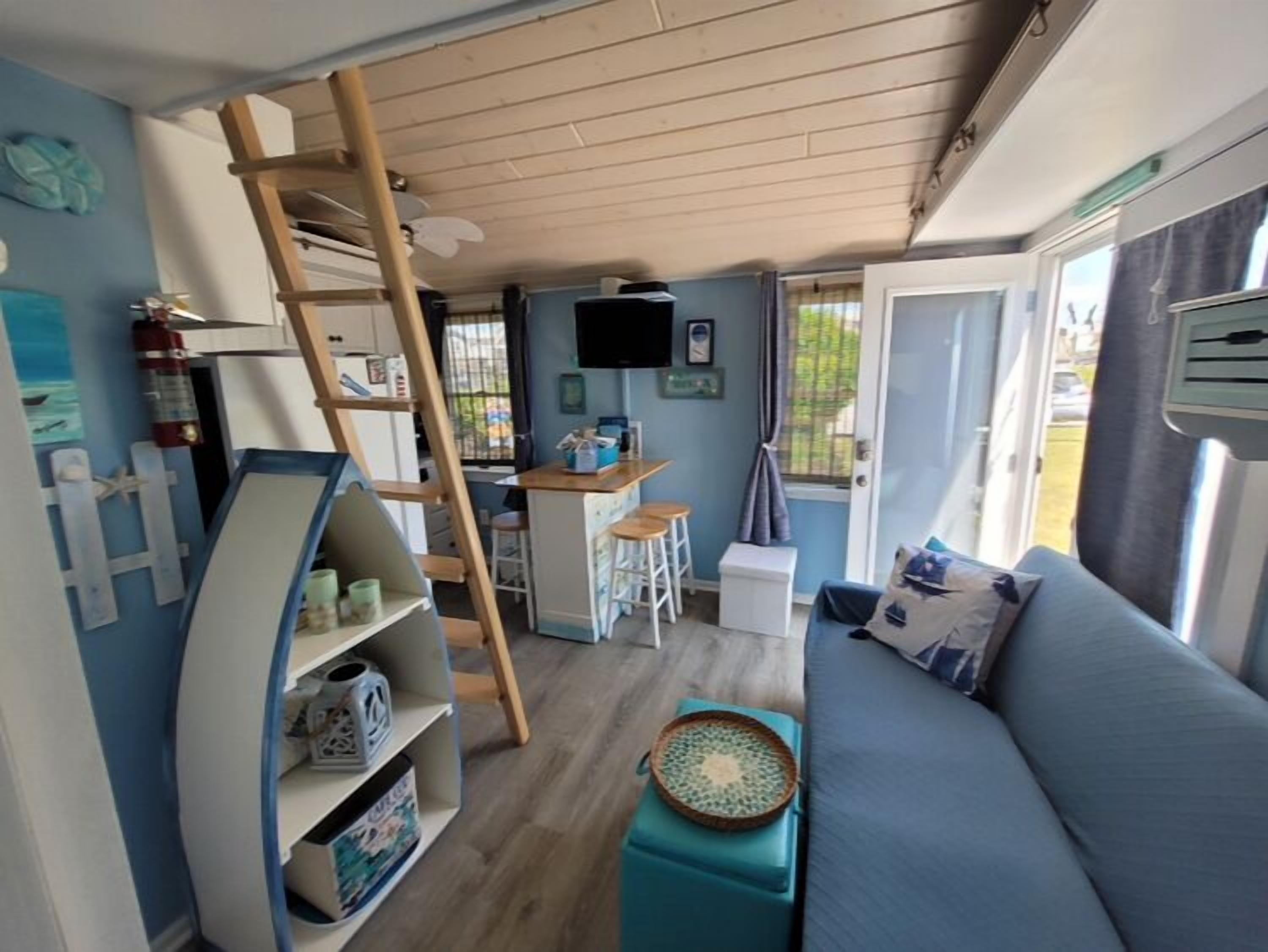 Provincetown Cottage: A/c, Outdoor Shower,parking,decks, Pool, Steps To Beach. - Provincetown, MA