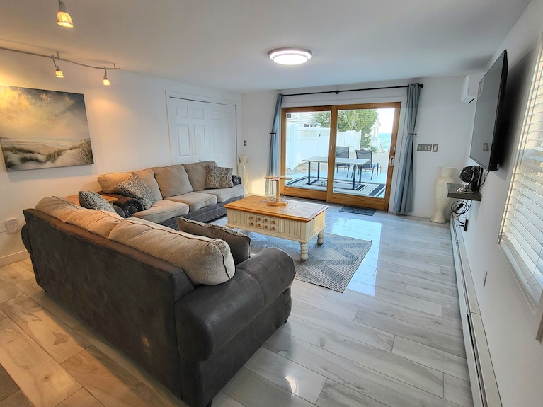 Private Beach: Royal Oceanview Castle @ Clinton W/ 4 Queens 2 Full - Madison, CT