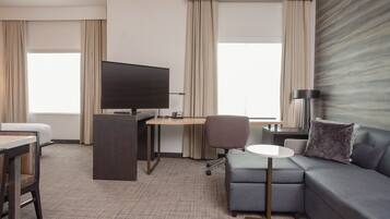 Secretária, ferro/tábua de engomar, berços/camas para crianças grátis