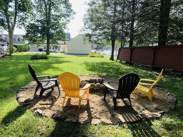 Cottage With Rogers Lake Views And Access. - Old Lyme, CT