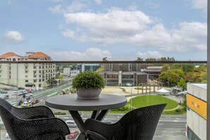 Apartamento, várias camas, para não fumantes (1 King, 2 Twin Beds) | Escrivaninha, espaço de trabalho para notebook, cortinas blackout