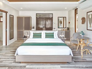 Casita Room - King with Direct Lagoon Pool Access | Secretária, secretária adequada para computadores portáteis 