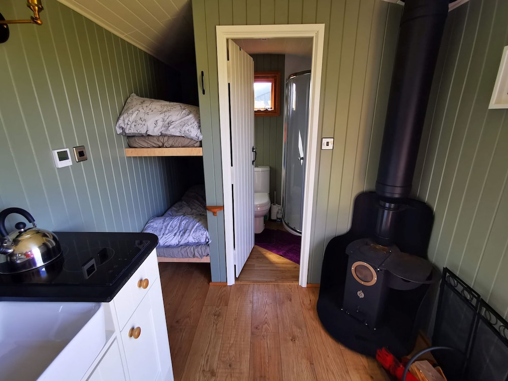Fabulous Family Shepherd's Hut.pet Friendly. Electric Hot Tub Bookable Extra - Anglesey