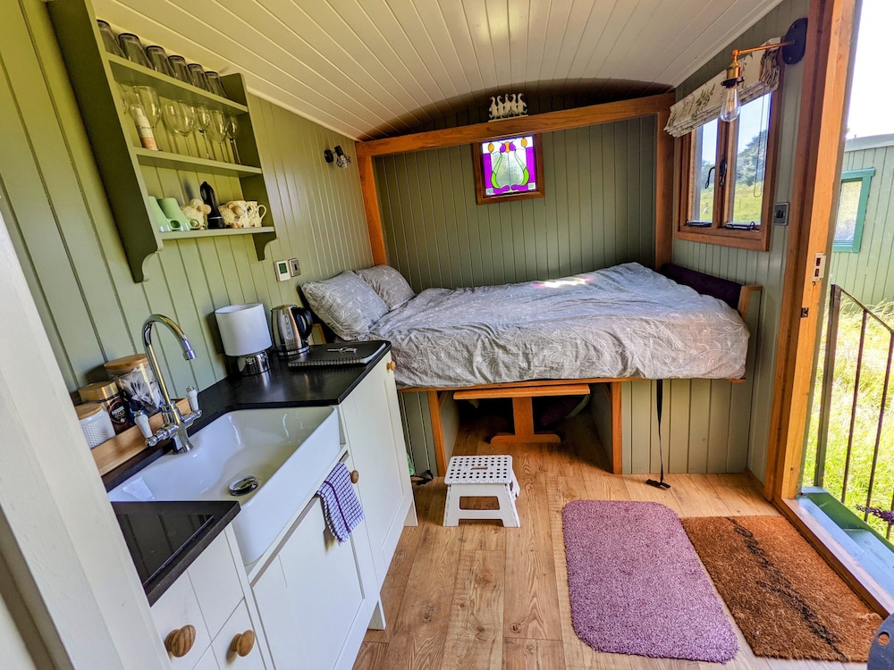"Taid" Shepherd's Hut - Cwtch@hafod, Shepherds Hut - Anglesey