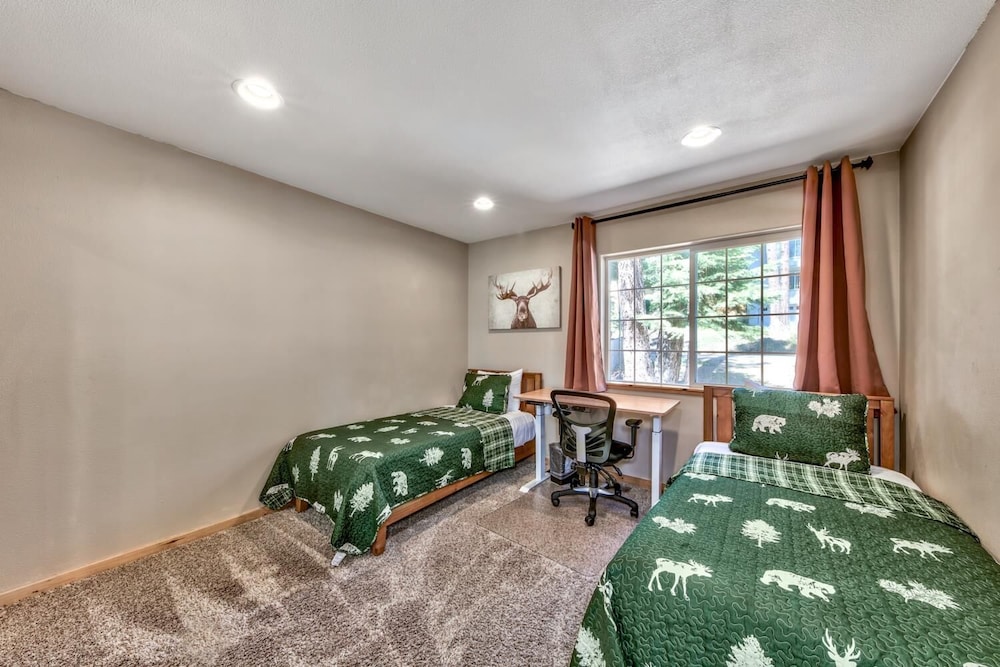 Pioneer Pines - Hottub, Pets, Foosball, 3 Fireplaces, Workspace - Lake Tahoe
