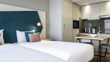 Estúdio superior, 1 cama de casal, sacada | Escrivaninha, quartos à prova de som, berços grátis, Wi-Fi de cortesia