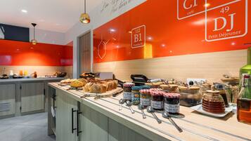 Café da manhã com buffet grátis todos os dias