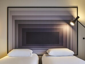 Quarto Twin Standard, 2 camas individuais | Roupa de alta qualidade, camas de colchão pillowtop, secretária 