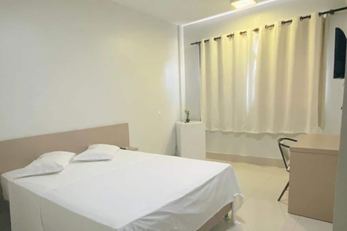 Quarto casal luxo | Espaço de trabalho para notebook, Wi-Fi de cortesia, roupa de cama