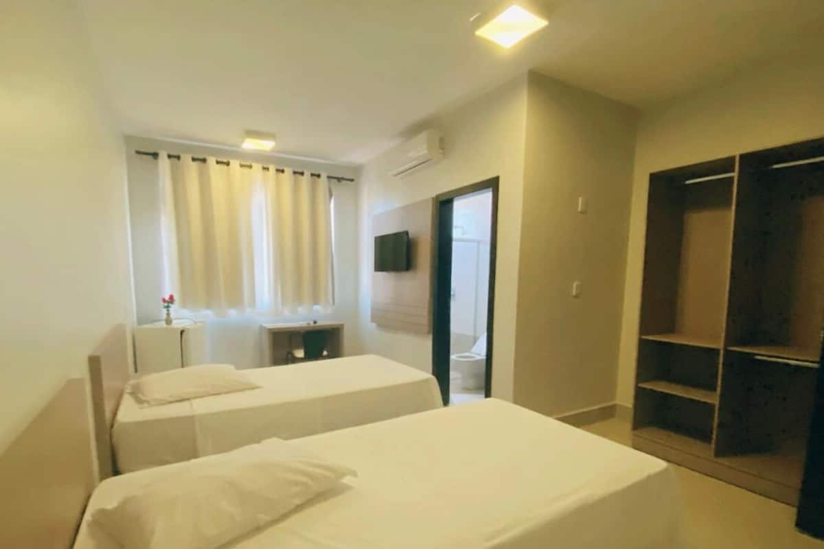 Quarto duplo luxo | Espaço de trabalho para notebook, Wi-Fi de cortesia, roupa de cama