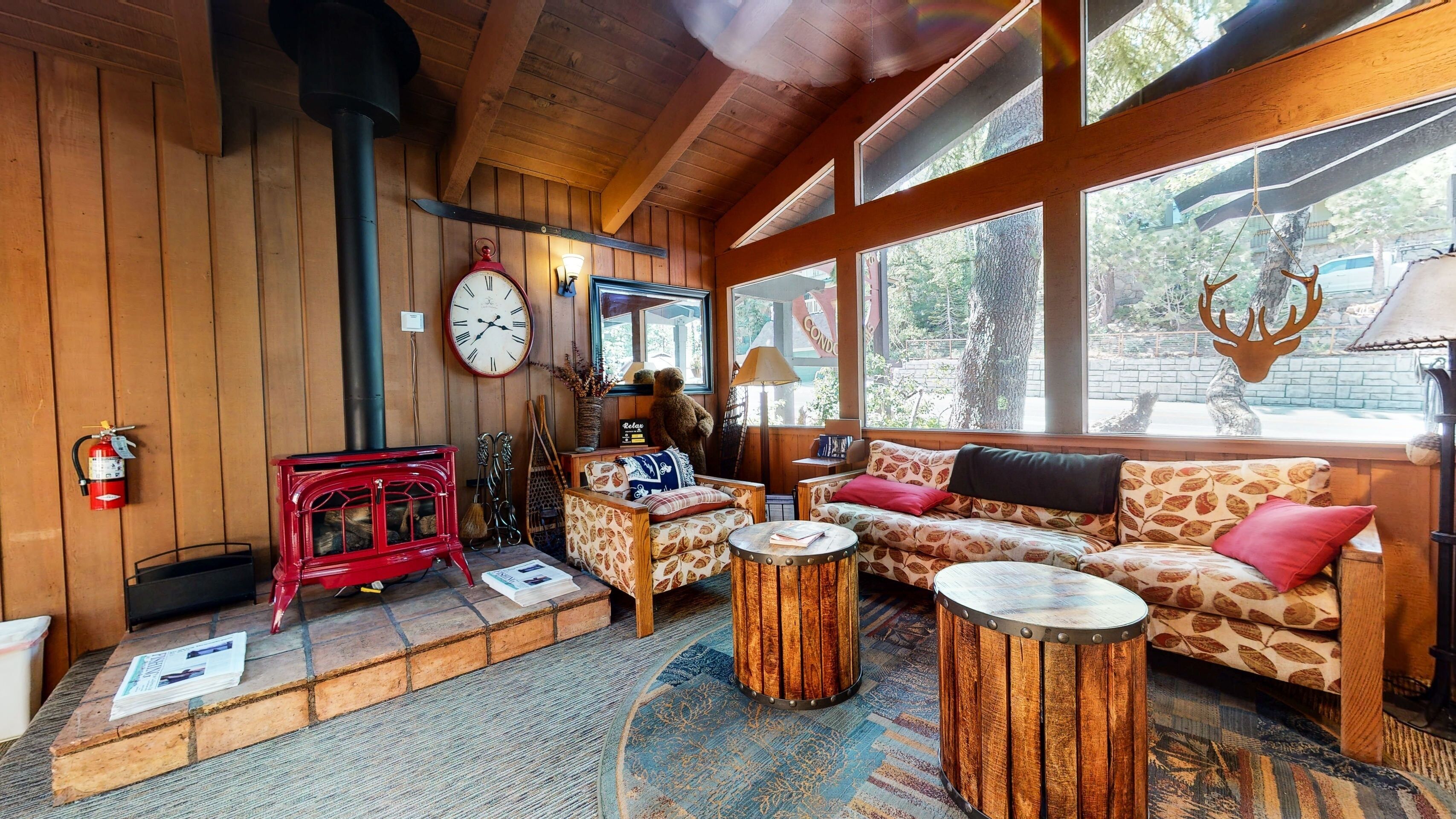 Mammoth Estates 129 Rustic Spacious Condo. Prime Location, Bus Stop Near By, Walk To The Village By Redawning - Mammoth Lakes, CA