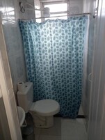 Chuveiro, toalhas de banho