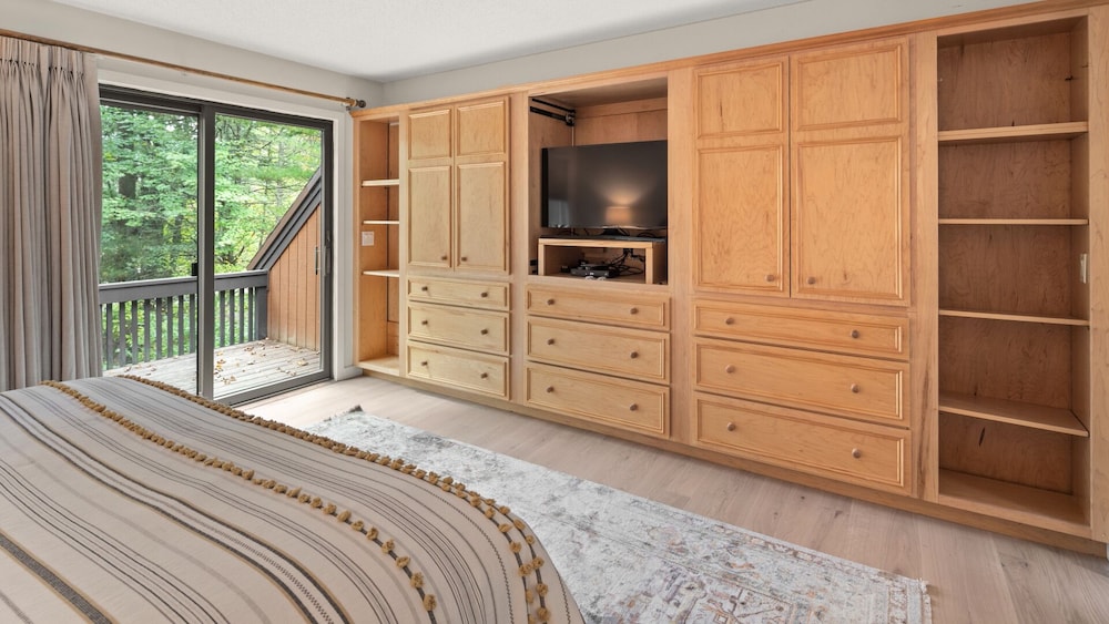 Just Renovated-spacious Home Ideally Located In The Middle Of Stowe - Stowe, VT