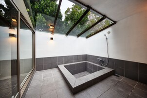 Villa Deluxe | Casa de banho | Um polibã e uma banheira separados, uma banheira de imersão total 