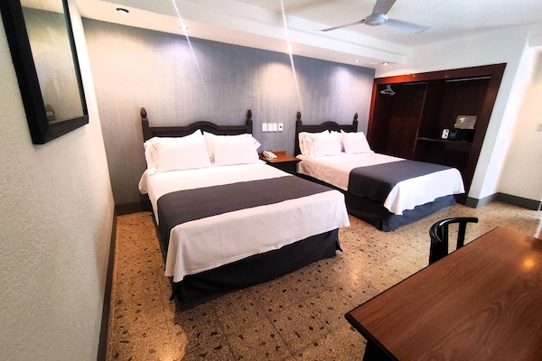 Roupa de alta qualidade, cofre no quarto, secretária, Wi-fi grátis