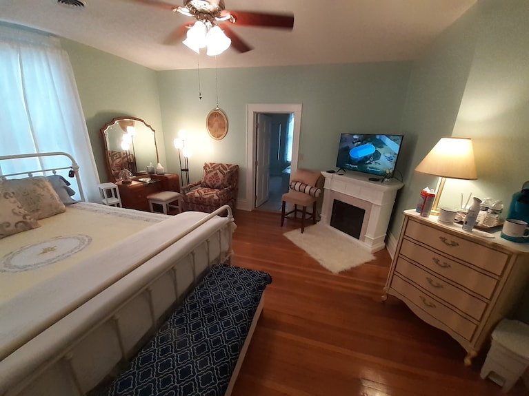 Victorian Spa Ensuite @ Nottingham Pl, King Bed, Jacuzzi Near Uva-wise & Main St - Virginia