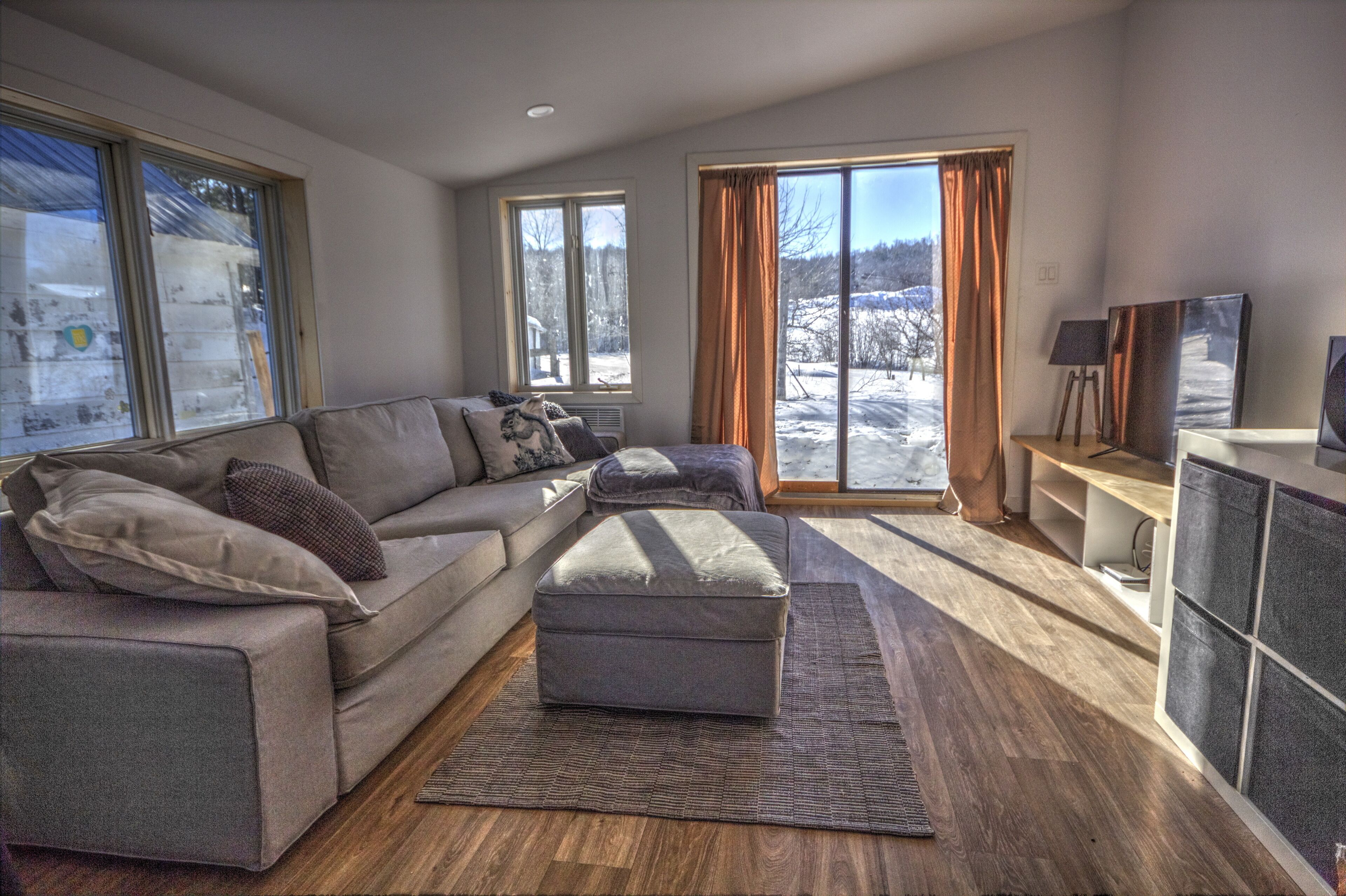 Cool And Cosy Shack With Private Lake - Mont Sutton, QC