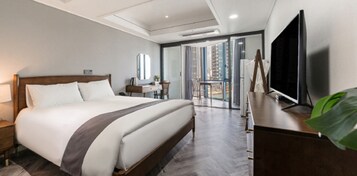 Quarto Duplo Superior | Secretária, cortinas/cortinados opacos, ferro/tábua de engomar 