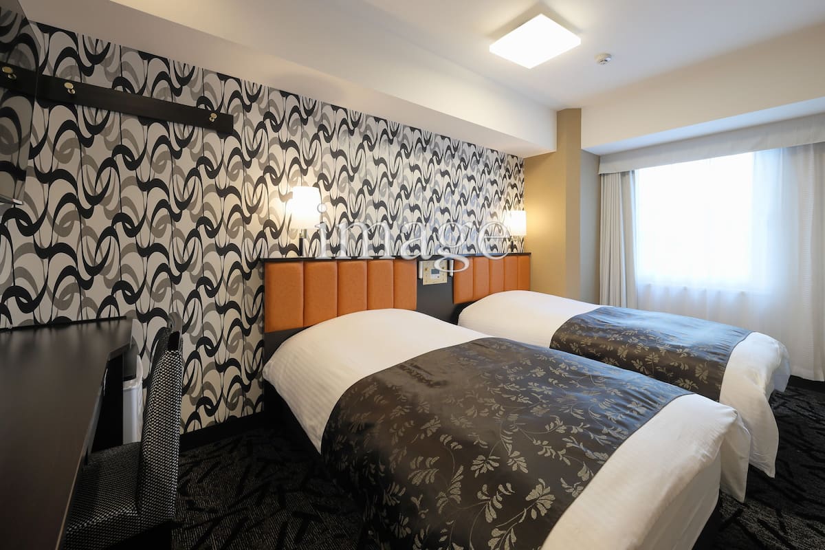 Escrivaninha, quartos à prova de som, Wi-Fi de cortesia, roupa de cama