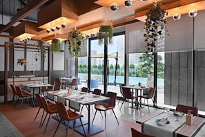 Serviço de café da manhã, almoço, jantar; vistas para a piscina