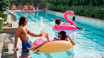 Piscina externa, funciona das 7h às 20h, barracas de cortesia