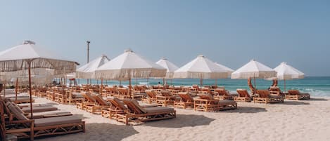 Uma praia privada, praia de areia branca, bares na praia