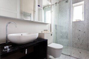 Apartamento (2 Bedrooms) | Banheiro | Chuveiro, secador de cabelo, toalhas de banho 