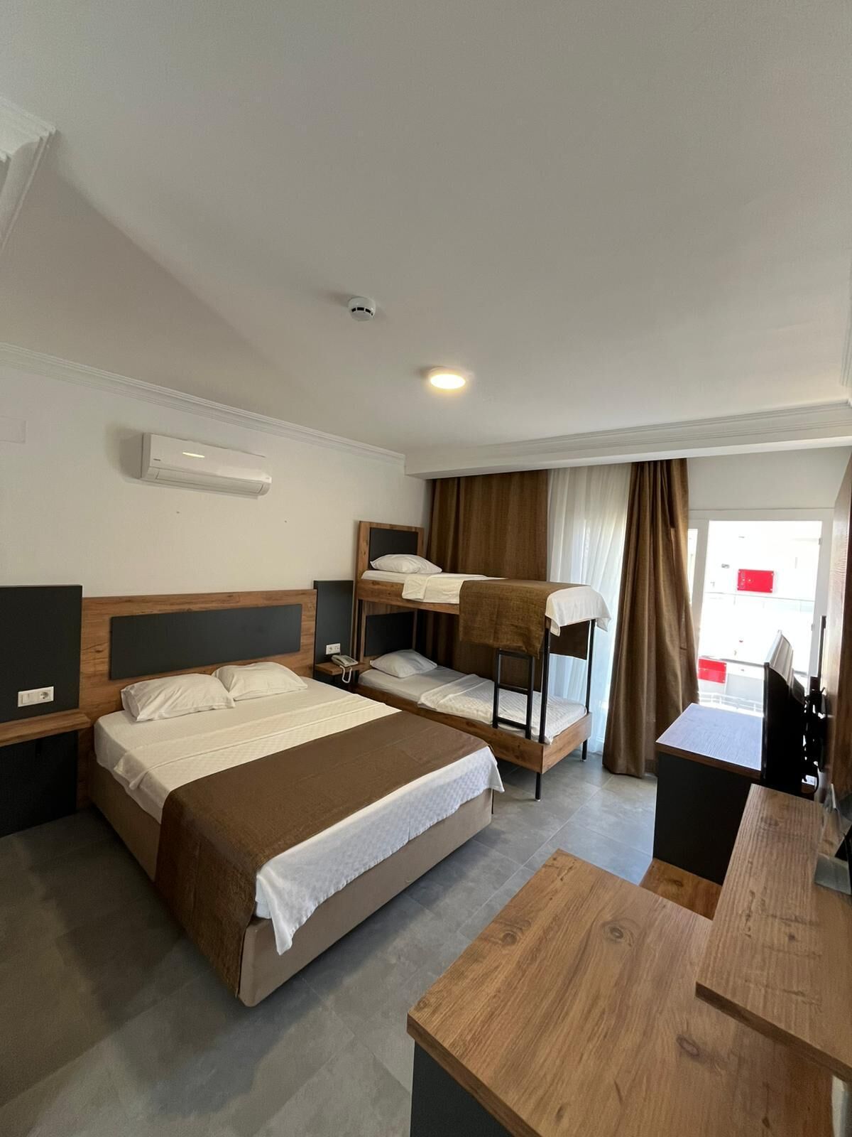 Quarto Quádruplo Familiar | Minibar, cofre no quarto, secretária 