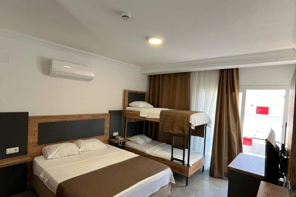 Quarto Quádruplo Familiar | Minibar, cofre no quarto, secretária