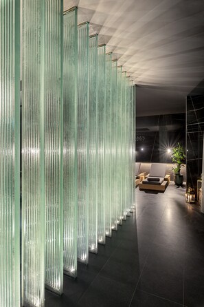 Piscina interior, piscina exterior, espreguiçadeiras