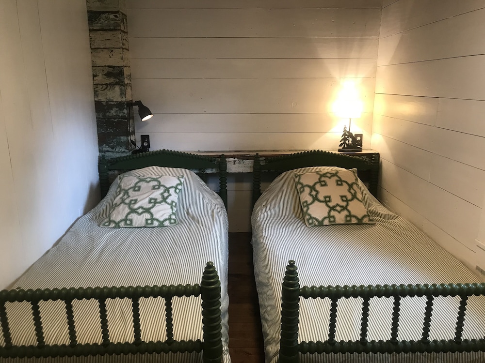 Charming Farmhouse-60 Acres W/ Trails Firepits Creek Close To Dolly And Canaan - West Virginia