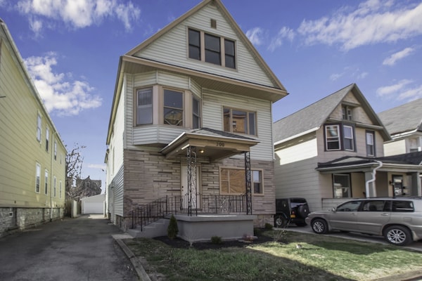 King Bed - Spacious - Off Street Parking - Buffalo, NY
