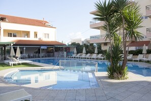 Piscina exterior sazonal, guarda-sóis, espreguiçadeiras