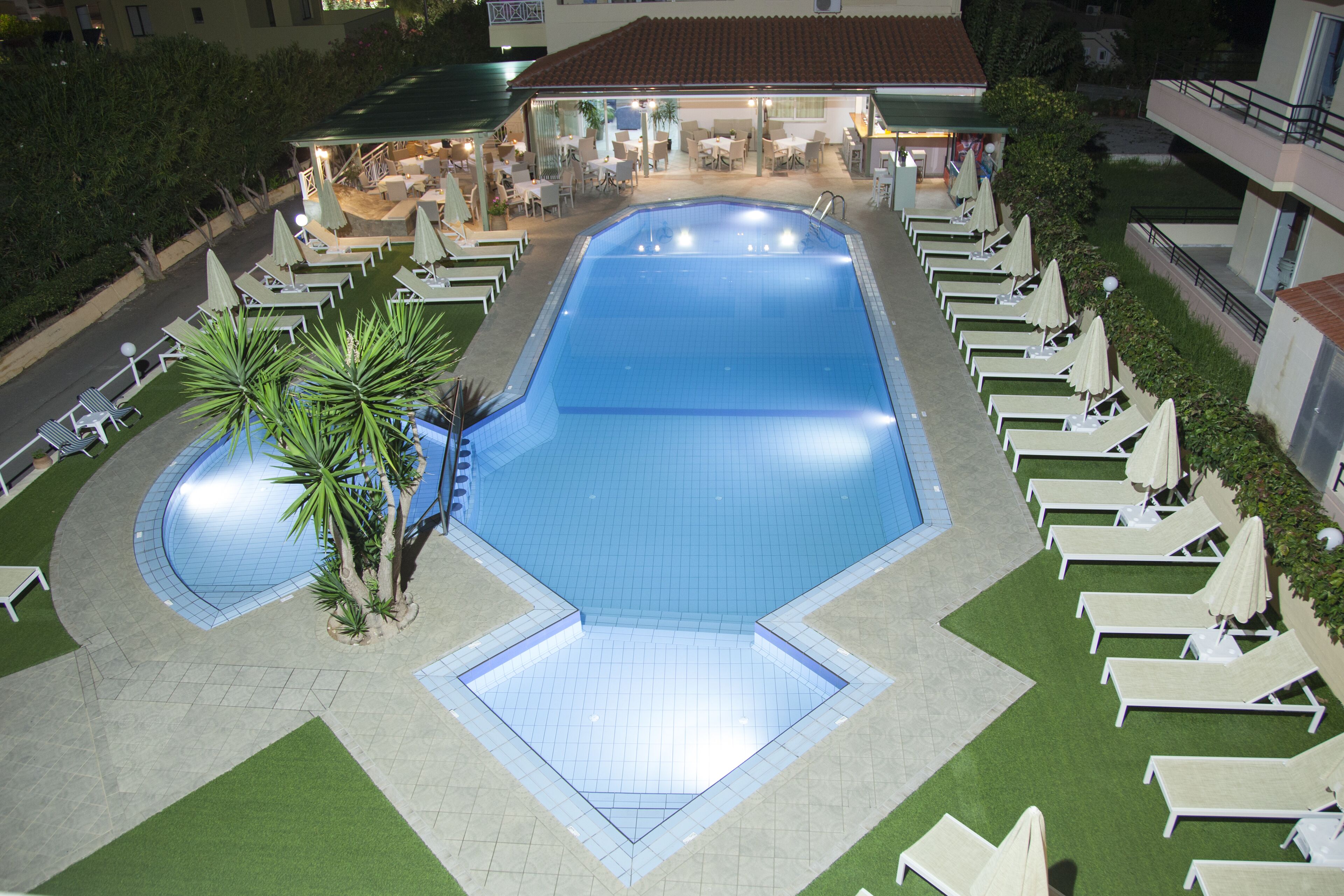 Piscina exterior sazonal, guarda-sóis, espreguiçadeiras 