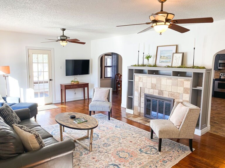 Cardinal House: Foosball, Full Fence, King Bed - 스프링필드