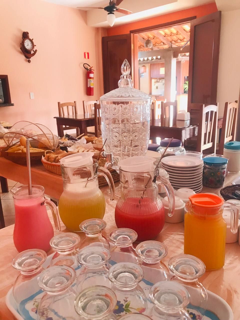 Uma mesa de buffet com diversos alimentos e bebidas.
