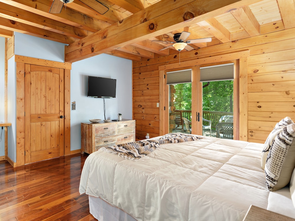 Elk Mountain Lodge: An Avl Mountain Escape W/hot Tub, Fireplace, Hi-speed Wifi - Weaverville, NC