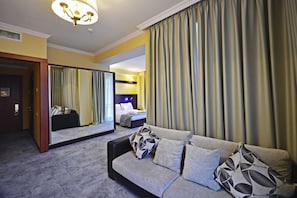 Minibar, cofre no quarto