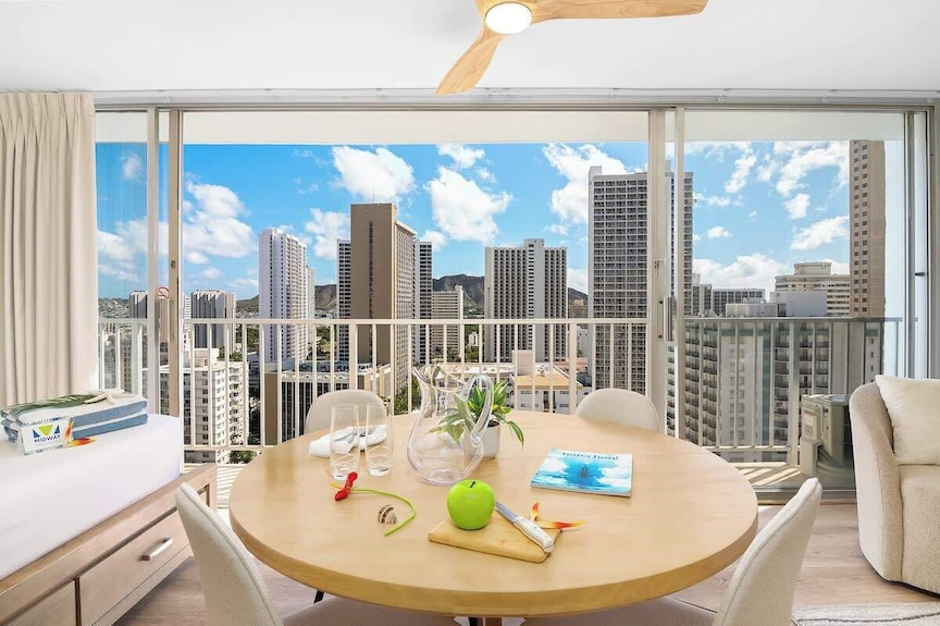 Stylish Studio W/ Great Ocean Views & Near Beach! - Honolulu