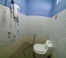 Suite Familiar | Casa de banho | Um polibã, artigos de higiene pessoal grátis, toalhas fornecidas